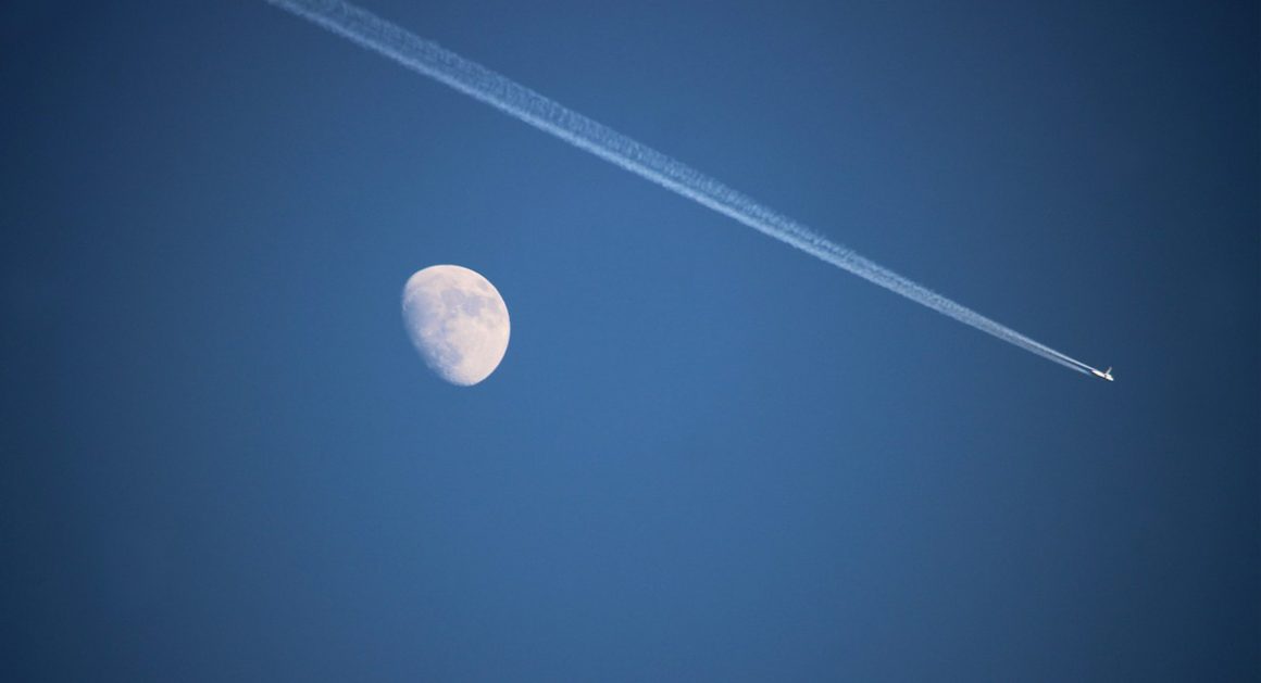 Mengapa kapal terbang mengeluarkan asap atau garisan putih di langit ...