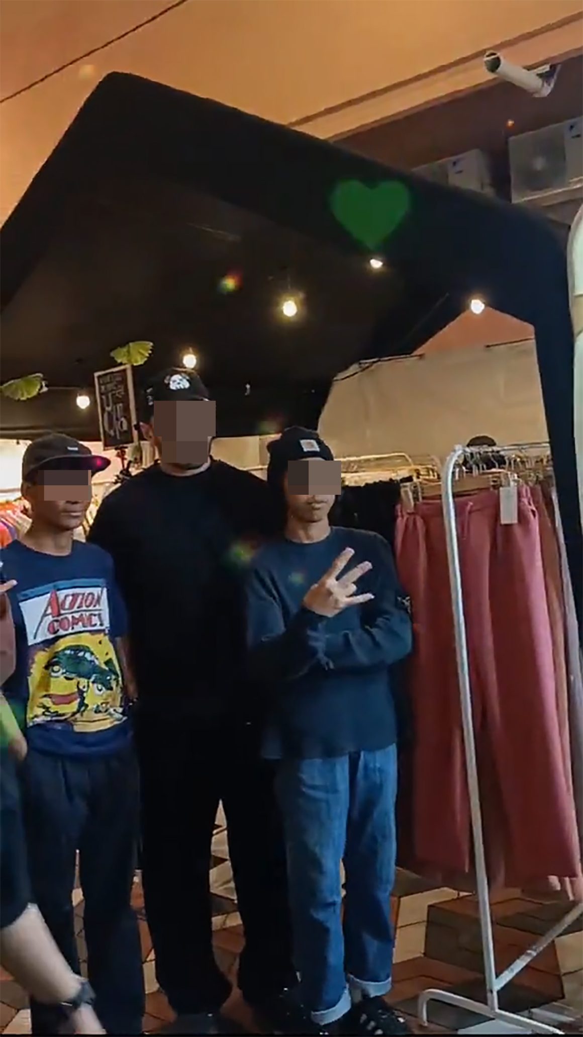 Tular gambar orang awam 'teruja' bergambar sakan dengan Hot Daddy? | The Reporter