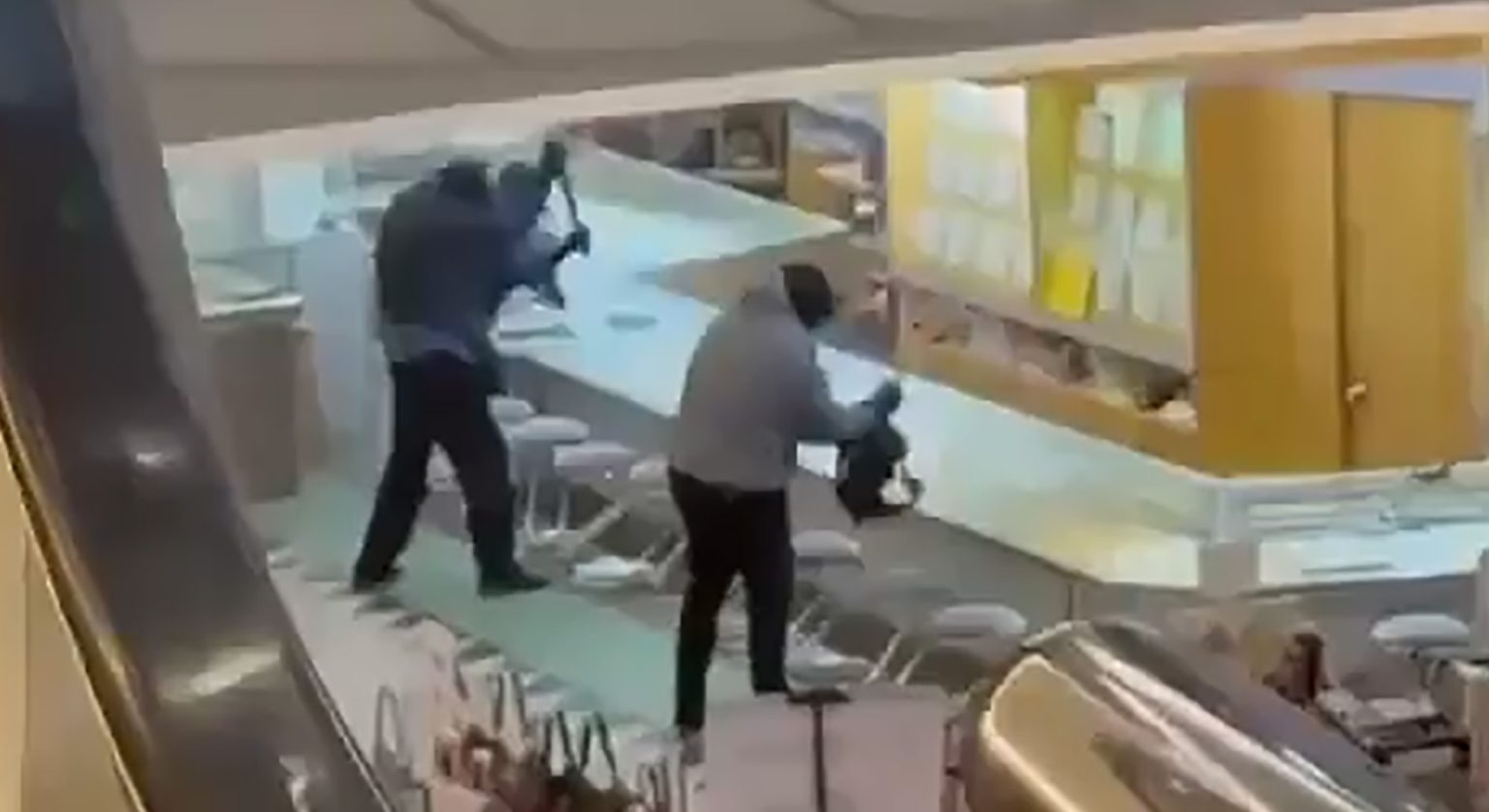 4 'pengawal keselamatan' bertopeng & bersenjata merompak kedai emas di ...