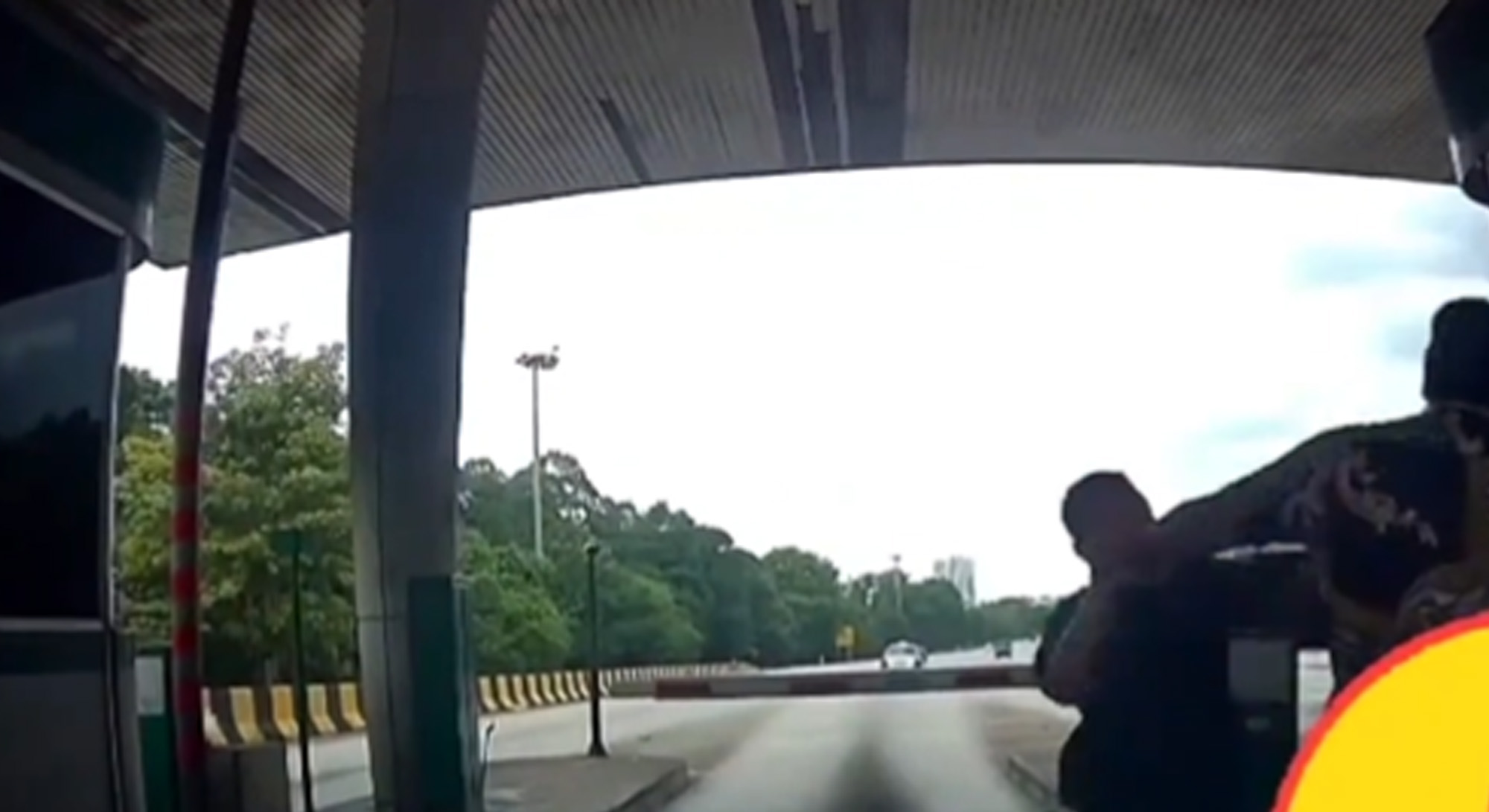 Gara-gara kad Touch n Go tak boleh guna, lelaki bertumbuk dengan ...