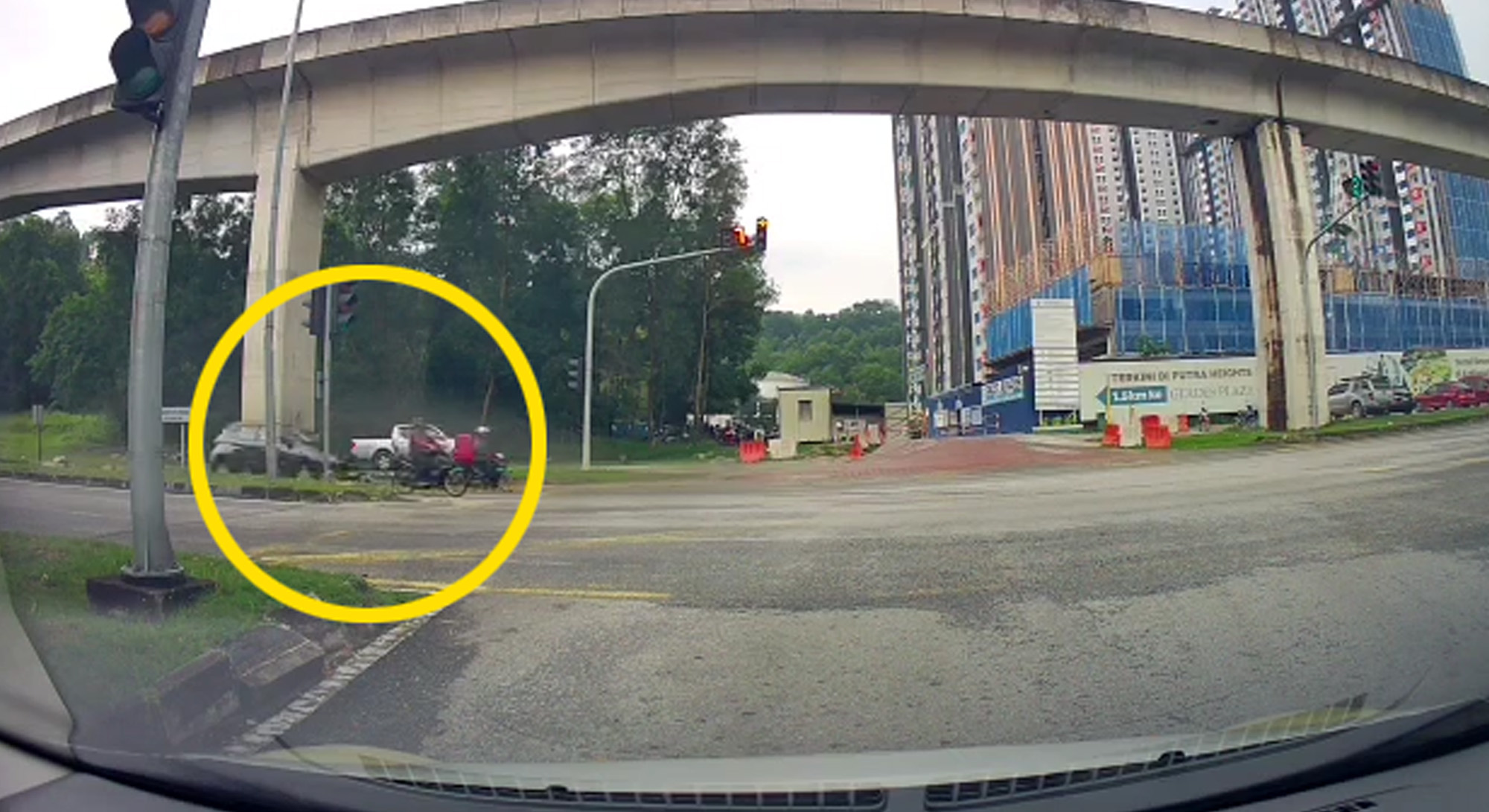 Penunggang motosikal maut dirempuh kereta, ketika berhenti di persimpangan lampu isyarat | The ...