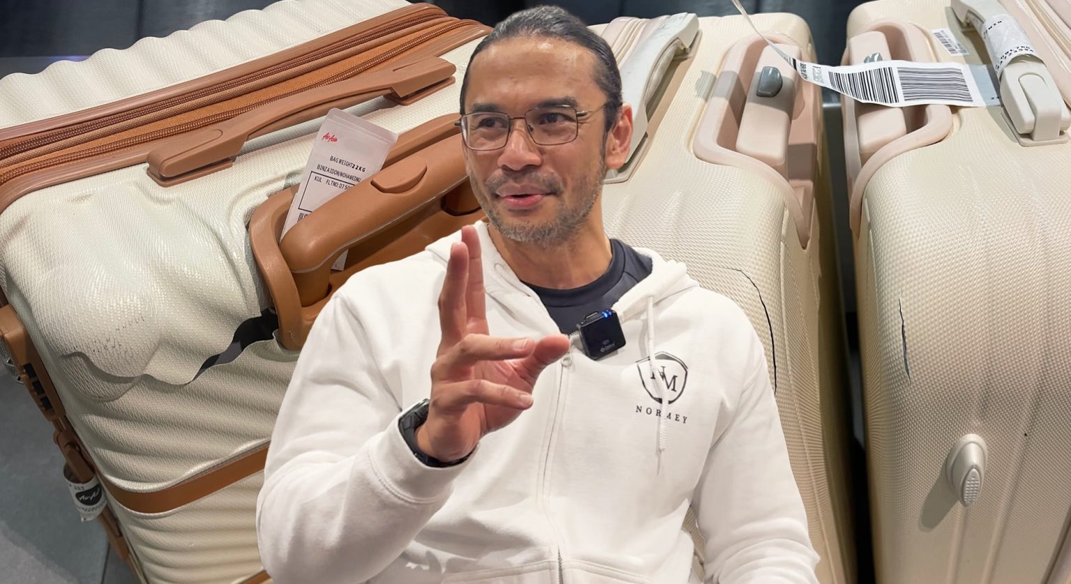 Orang incharge ni mungkin ada masalah personal, lepas amarah pada beg ...