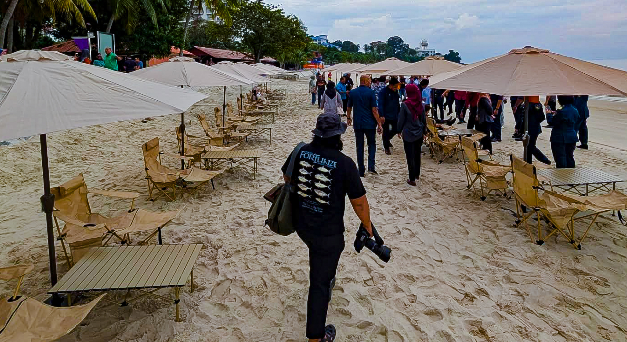 Pantai Teluk Kemang Tampil dengan payung ala Bali, gantikan khemah biru ...