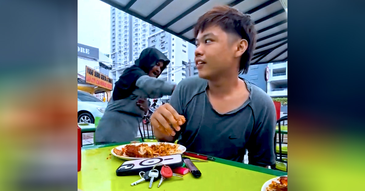 Minta duit tak dapat, pengemis wanita pukul pelanggan tengah makan ...