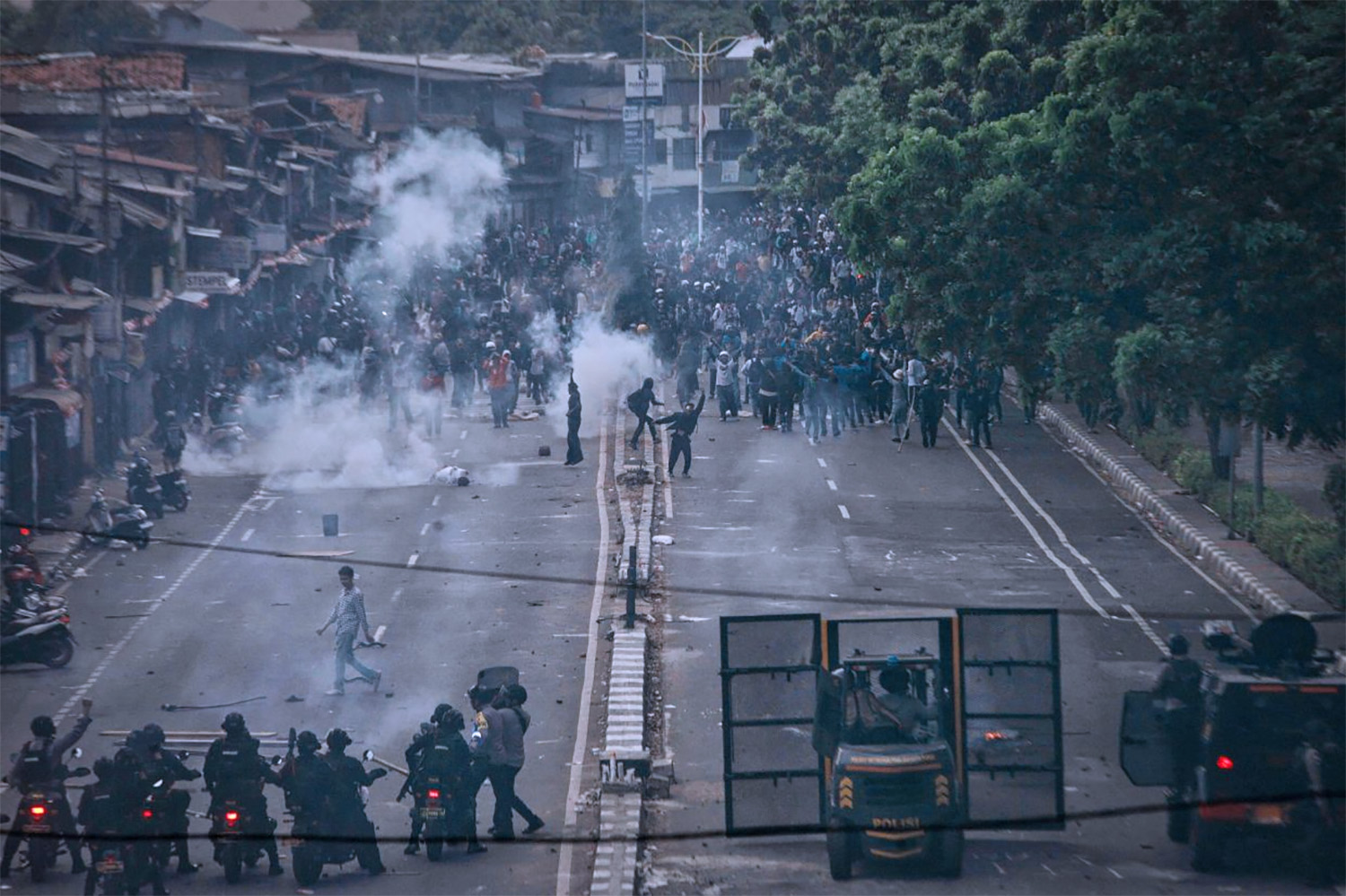 Rakyat Indonesia protes, bantah 580 Ahli Parlimen diberi elaun rumah ...