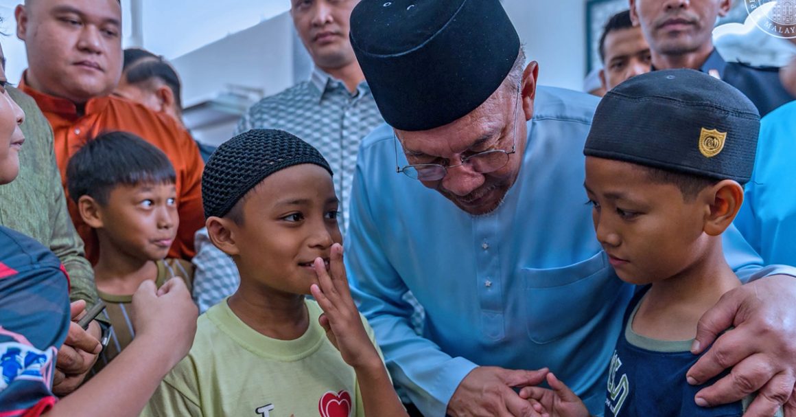 Larangan telefon bimbit pelajar bawah 16 tahun sedang dikaji – Anwar ...