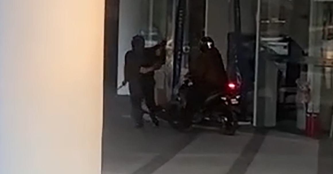 Tular video lelaki hampir putus tangan ditetak sekumpulan lelaki ...
